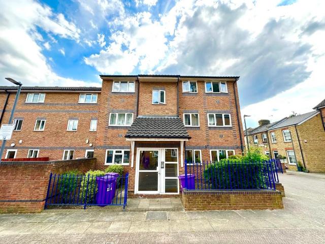 Canary Wharf, London E14 1 bed flat to rent £1,733 pcm £400 pw