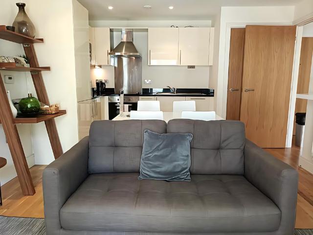 Canary Wharf Studio Has an Apartment