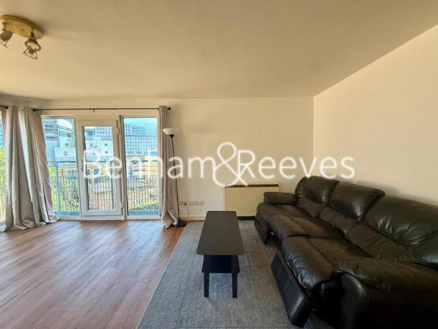 Canary wharf, Premiere Place E14 2 bed apartment to rent £2,250 pcm £519 pw