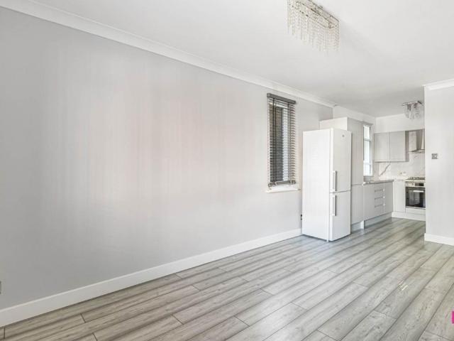 Canberra Close, London 1 bed flat to rent £1,650 pcm £381 pw