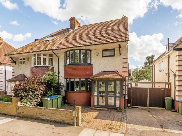 Canberra Road, Charlton 3 bed house to rent £3,300 pcm £762 pw