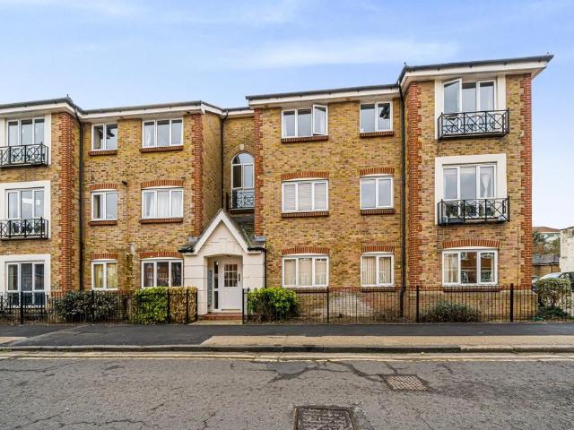 Canbury Park Road, Kingston Upon. 2 bed flat to rent £1,875 pcm £433 pw