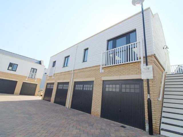 Candlewood Drive, Reading, RG2 2 bed apartment to rent £1,750 pcm £404 pw