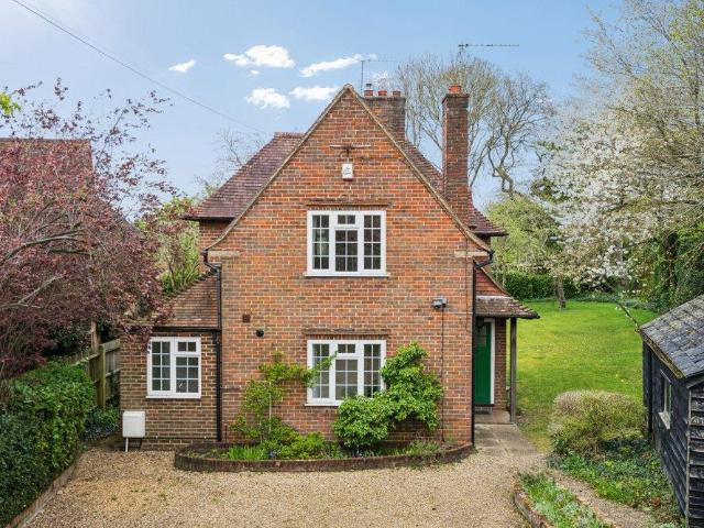 Candlemas Lane, Beaconsfield. 3 bed detached house to rent £2,950 pcm £681 pw