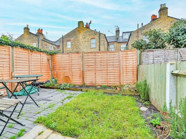 Candler Street, Tottenham, London, N15 2 bed flat to rent £3,500 pcm £808 pw