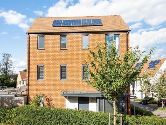 Cane Hill Drive, Coulsdon CR5 4 bed detached house to rent £3,250 pcm £750 pw