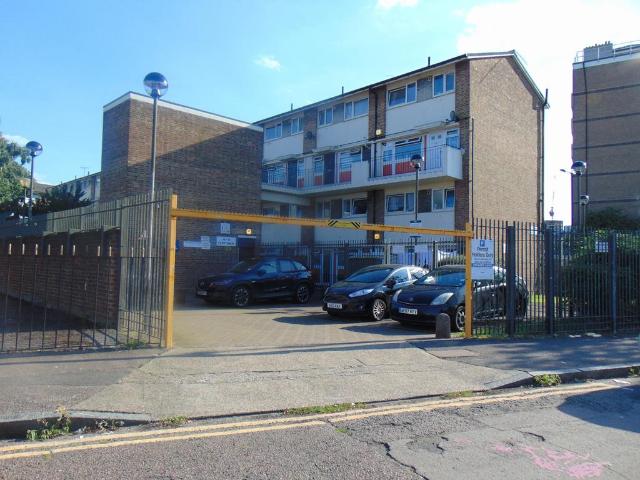 Canning Town, London, E16 3 bed flat to rent £1,850 pcm £427 pw