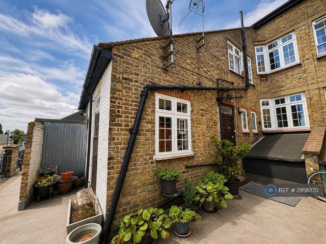Cannon Hill, London, N14 3 bed flat to rent £2,300 pcm £531 pw
