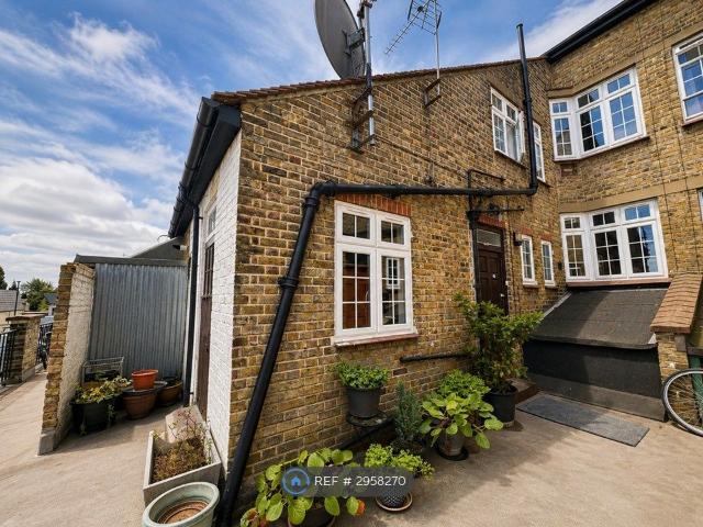 Cannon Hill, London N14, 3 bed flat to rent, £2,300 pcm | PrimeLocation