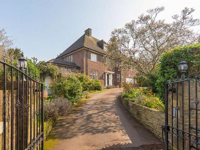 Cannon Hill, Southgate, London, N14 7 bed detached house to rent £7,999 pcm £1,846 pw
