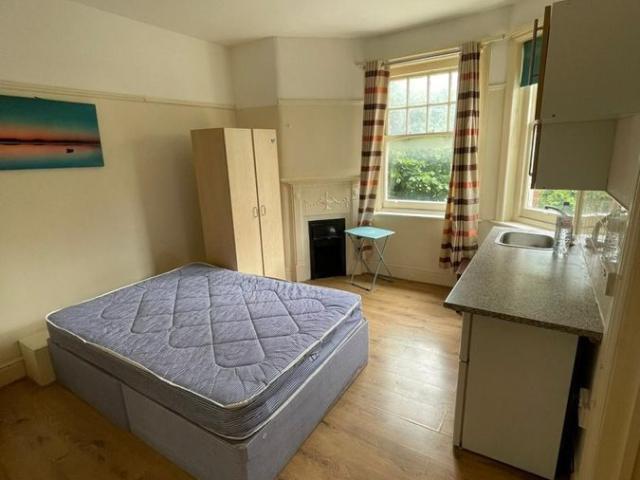 Cannon Hill, Southgate N14, Studio to rent, £1,150 pcm | PrimeLocation