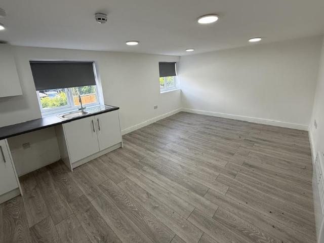 Cannock Road, Wolverhampton, WV10 2 bed flat to rent £1,000 pcm £231 pw