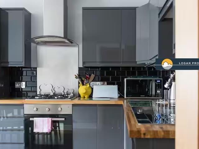 Canongate, Edinburgh EH8, 2 bed flat to rent, £1,725 pcm | PrimeLocation