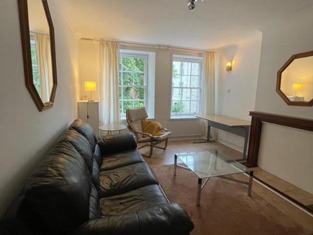 Canongate, Edinburgh, EH8 3 bed apartment to rent £2,600 pcm £600 pw