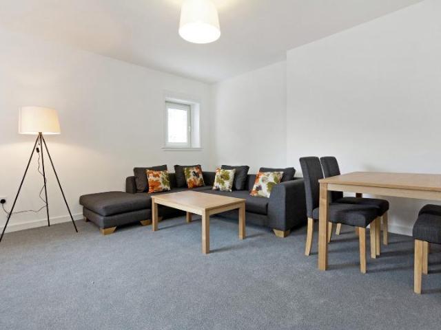 Canongate, Edinburgh, EH8 3 bed flat to rent £2,325 pcm £537 pw
