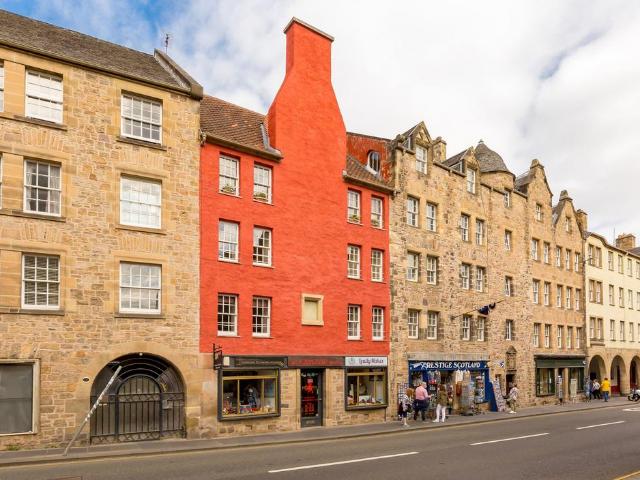 Canongate, Holyrood, Edinburgh, EH8 2 bed flat to rent £1,800 pcm £415 pw