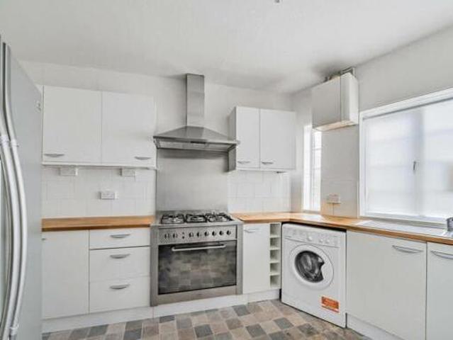 Canons Corner, Edgware, 2 Bedroom Flat