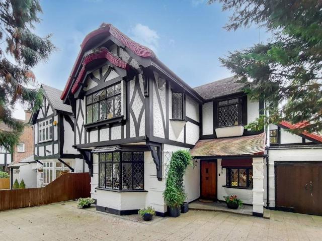 Canons Drive, Edgware, HA8 4 bed detached house to rent £4,750 pcm £1,096 pw