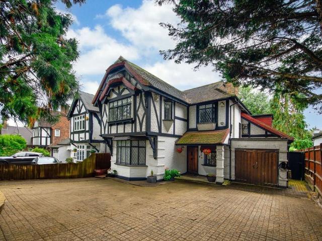 Canons Drive, Edgware, HA8 4 bed detached house to rent £4,750 pcm £1,096 pw