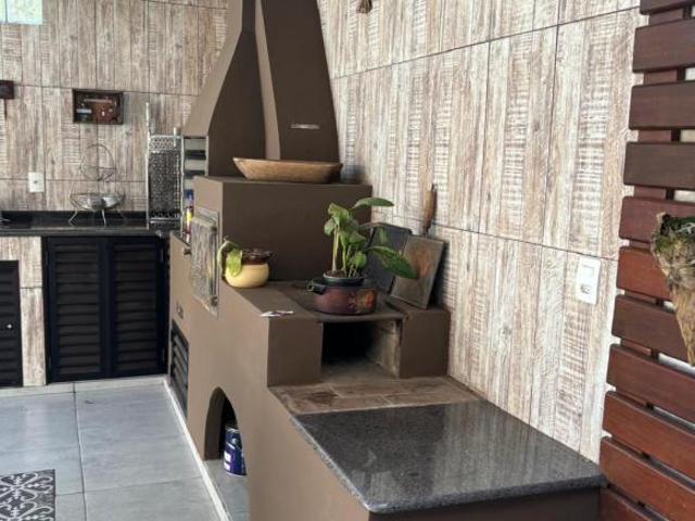 Cansado de mudanças? Esta casa já vem com móveis, eletros e decoração!