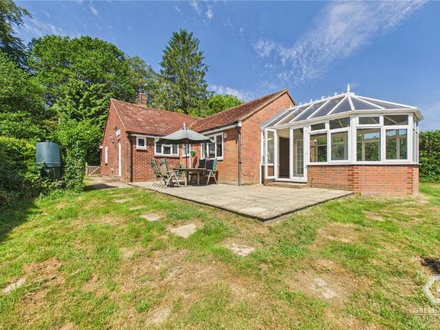 Cansiron Lane, Edenbridge TN8 4 bed bungalow to rent £2,250 pcm £519 pw