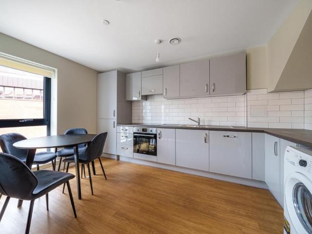 Cable House, 10 Market Street Newbury. 2 bed duplex to rent £1,740 pcm £402 pw