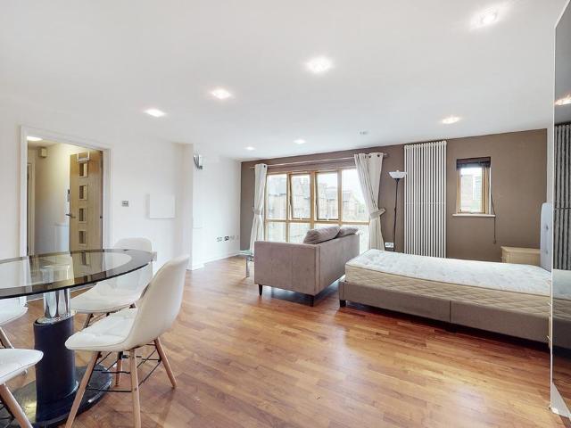 Cable Street, London E1 Studio to rent £1,700 pcm £392 pw