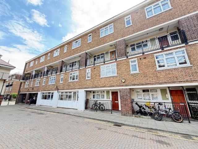 Cable Street, London, E1 3 bed flat to rent £3,000 pcm £692 pw