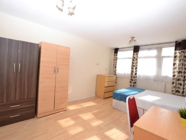Cable Street, London E1, 4 bed maisonette to rent, £3,146 pcm | PrimeLocation