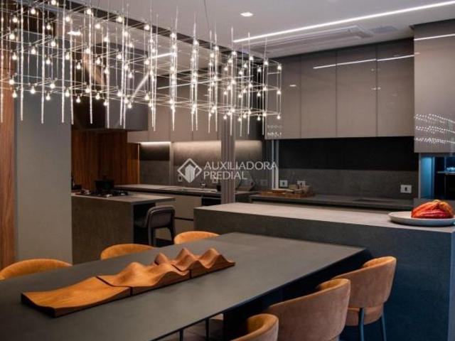 CABRAL ! APARTAMENTO COM 190,M2 COM 3 SUÍTES, 3 VAGAS DE GARAGEM!