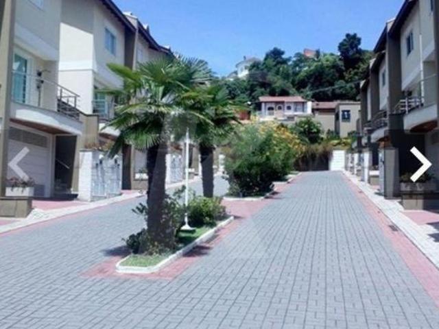Caca em condomínio de alto padrão com 4 dormitórios, 4 vagas e piscina