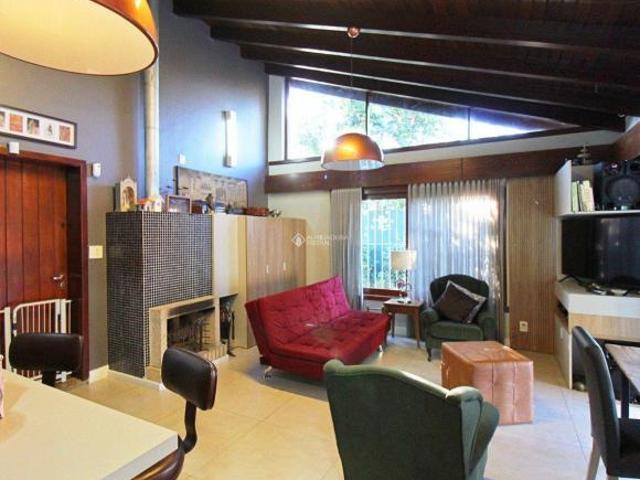 Cada totalmente reformada com 4 quartos sendo 2 suíte no bairro Tristeza