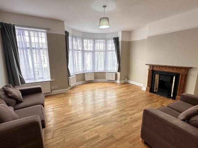 Caddington Road, Cricklewood NW2 2 bed flat to rent £2,100 pcm £485 pw