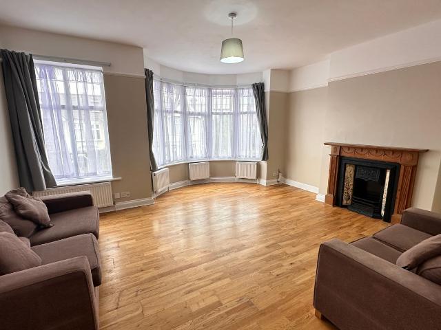 Caddington Road, Cricklewood NW2, 2 bed flat to rent, £2,100 pcm | PrimeLocation