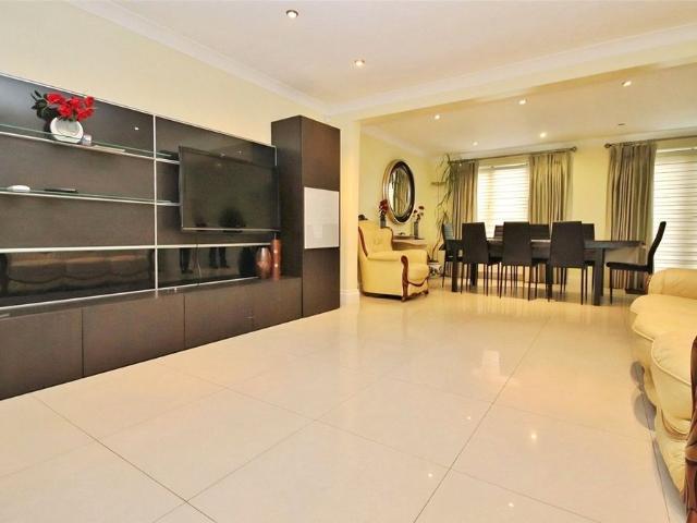 Caddy Close, Egham, Surrey, TW20 9JL