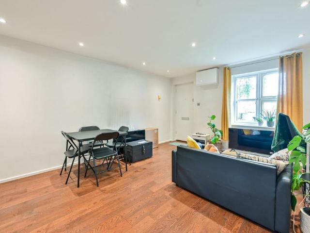 Cadet Drive, South Bermondsey. 1 bed flat to rent £1,650 pcm £381 pw