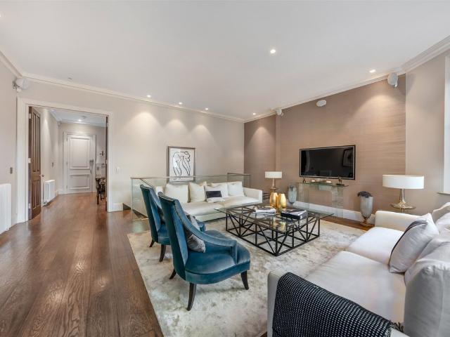 Cadogan Gardens, London SW3, 3 bed flat to rent, £15,000 pcm | PrimeLocation