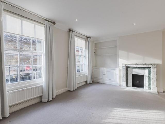 Cadogan Lane, Knightsbridge, London. 3 bed house to rent £7,800 pcm £1,800 pw