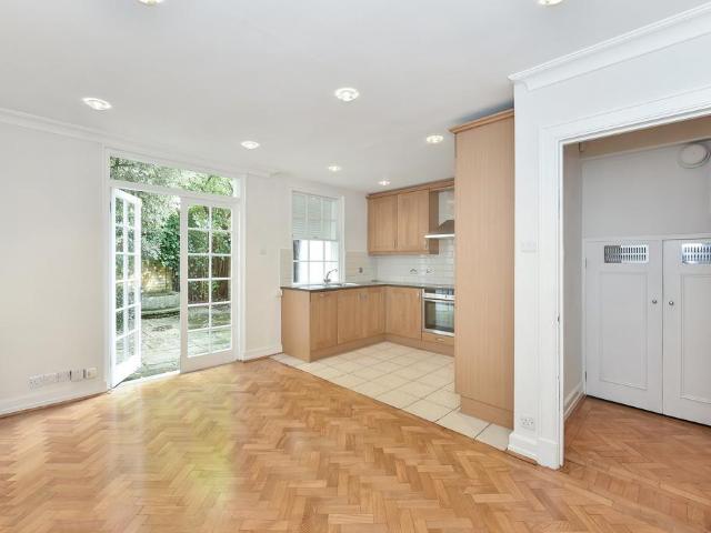 Cadogan Lane, Knightsbridge, London. 4 bed house to rent £8,450 pcm £1,950 pw