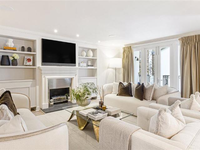 Cadogan Place, Belgravia, SW1X 3 bed maisonette to rent £21,017 pcm £4,850 pw