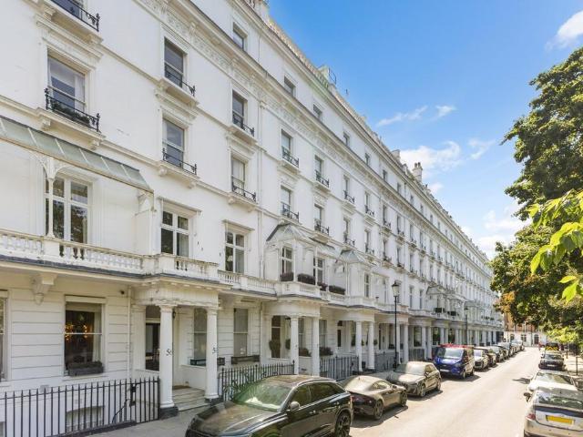 Cadogan Place, Knightsbridge, London 2 bed flat to rent £4,767 pcm £1,100 pw