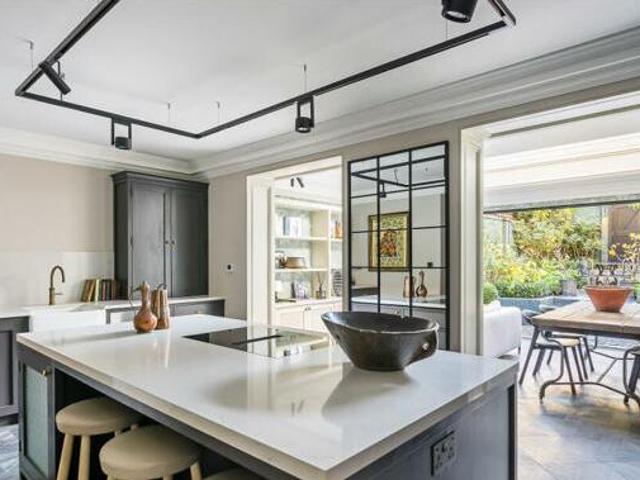 Cadogan Place, London, 3 Bedroom Flat