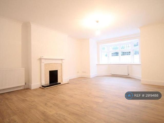 Cadogan Road, Surbiton, KT6 2 bed flat to rent £2,050 pcm £473 pw
