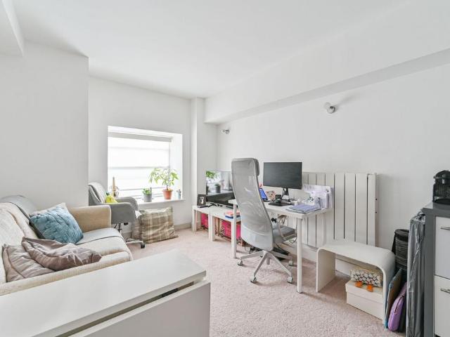 Cadogan Road, Woolwich, London, SE18 1 bed flat to rent £1,620 pcm £374 pw
