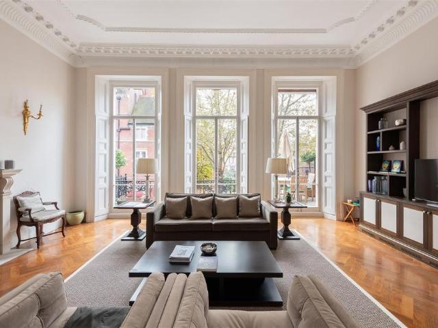 Cadogan Square, Knightsbridge SW1X 3 bed apartment to rent £19,000 pcm £4,385 pw