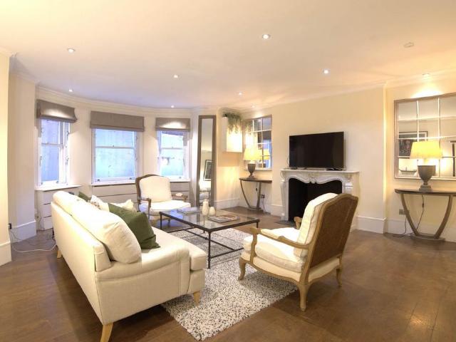 Cadogan Square, Knightsbridge SW1X 3 bed flat to rent £7,300 pcm £1,685 pw