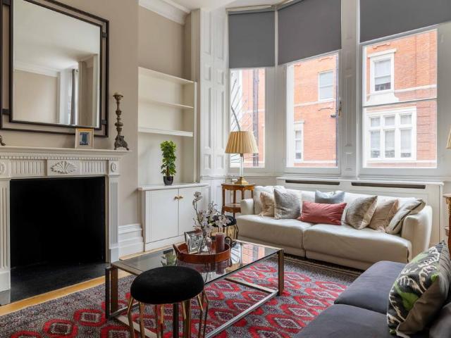 Cadogan Square, Knightsbridge. 2 bed flat to rent £9,750 pcm £2,250 pw