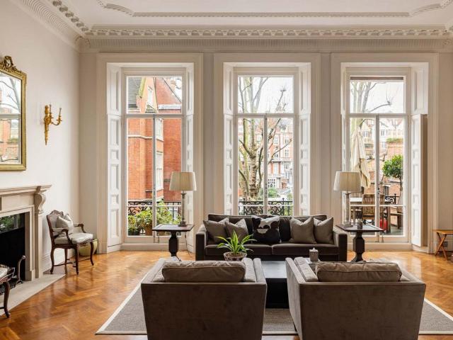 Cadogan Square, London, SW1X 3 bed flat to rent £19,000 pcm £4,385 pw