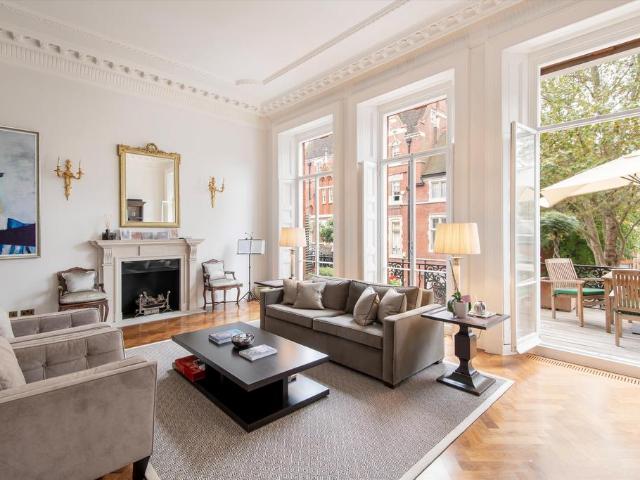 Cadogan Square, London, SW1X 3 bed flat to rent £19,002 pcm £4,385 pw