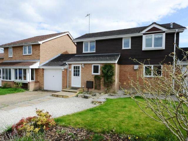 Caernarvon, Frimley, Camberley, GU16 3 bed detached house to rent £1,850 pcm £427 pw